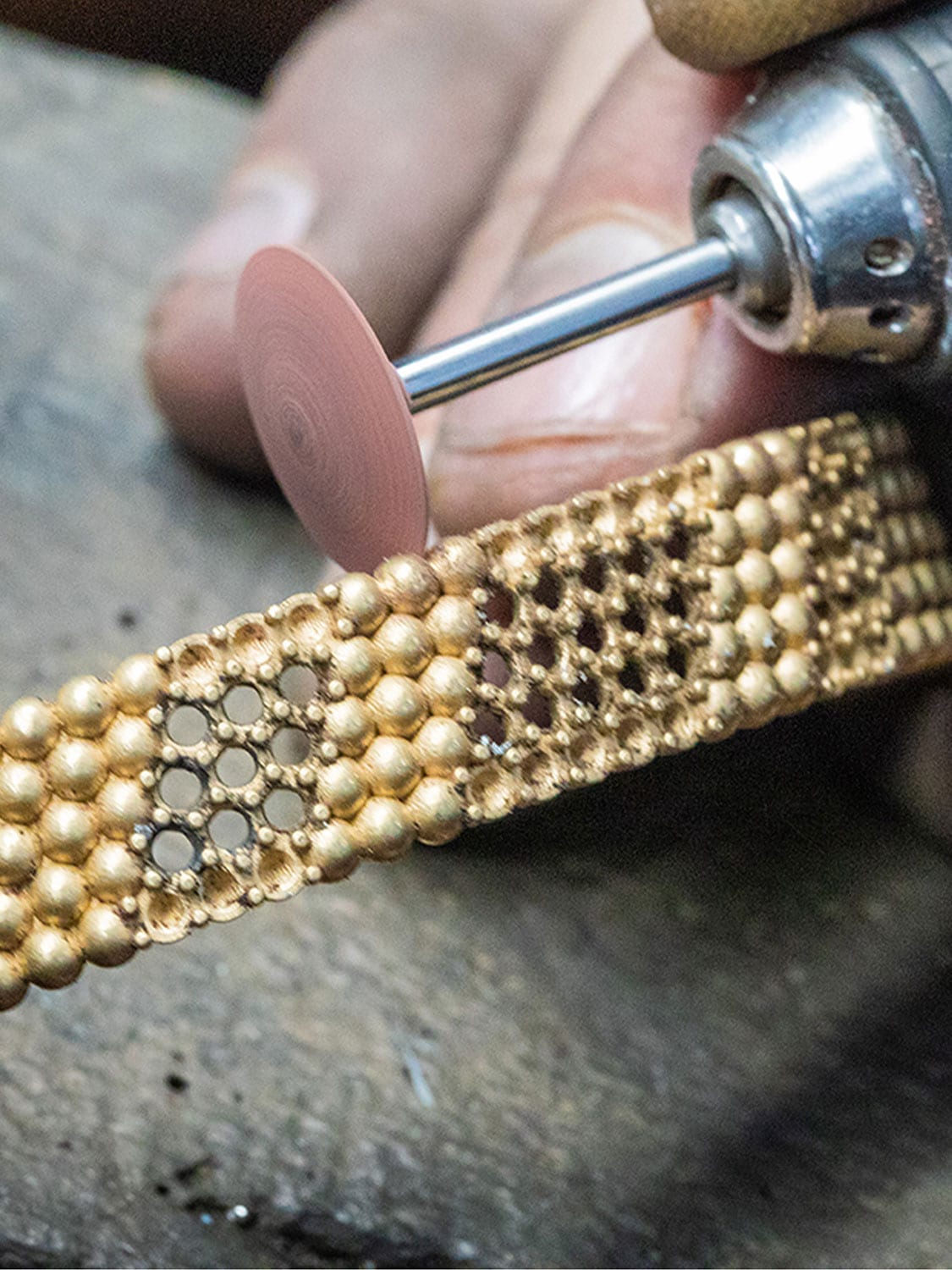 Perlée pearls of gold环形耳环，大号款式 18K白金_梵克雅宝_Van Cleef & Arpels